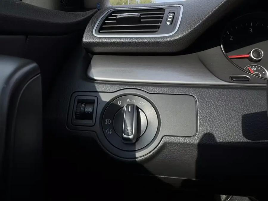 Pelēks Volkswagen Passat B7 2011 Rīga, ar dzinēja tilpumu 2.00 L un nobraukumu 411 tūkst. km par 3790 €, foto 29 vietnē AUTOMOTO.COM.LV