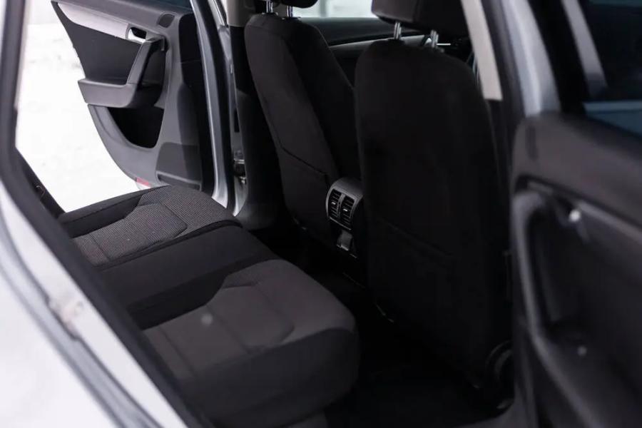 Pelēks Volkswagen Passat B7 2011 Rīga, ar dzinēja tilpumu 1.60 L un nobraukumu 239 tūkst. km par 4995 €, foto 10 vietnē AUTOMOTO.COM.LV