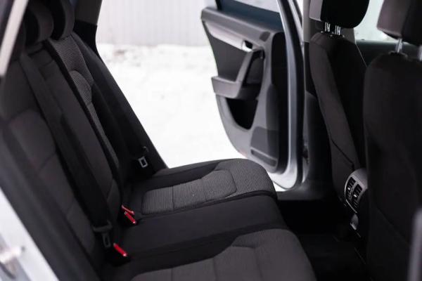 Grey Volkswagen Passat B7 2011 in Riga, with an engine capacity of 1.60 L and mileage of 239 thousand km for 4995 €, photo 10 on AUTOMOTO.COM.LV