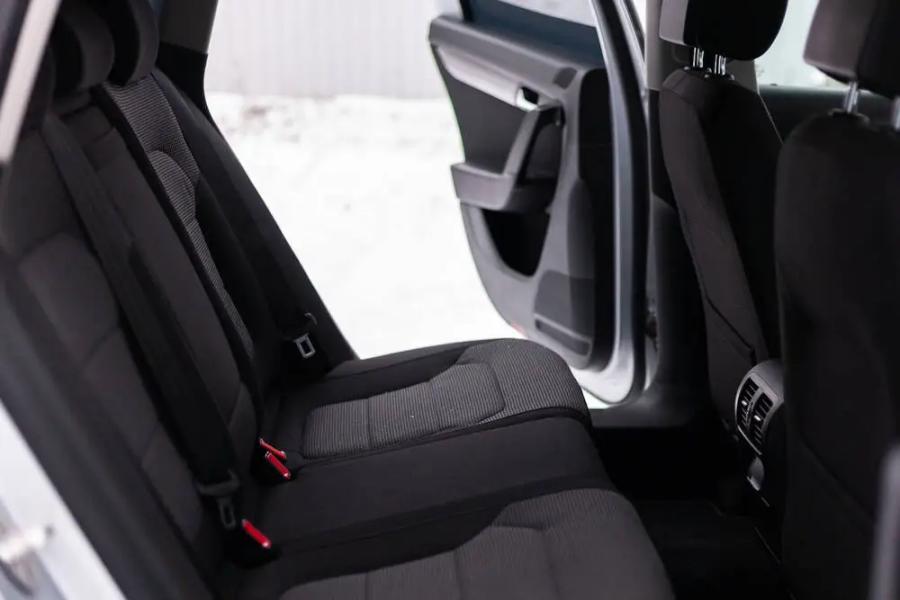 Pelēks Volkswagen Passat B7 2011 Rīga, ar dzinēja tilpumu 1.60 L un nobraukumu 239 tūkst. km par 4995 €, foto 11 vietnē AUTOMOTO.COM.LV
