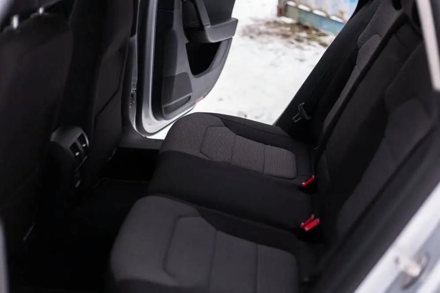 Pelēks Volkswagen Passat B7 2011 Rīga, ar dzinēja tilpumu 1.60 L un nobraukumu 239 tūkst. km par 4995 €, foto 12 vietnē AUTOMOTO.COM.LV