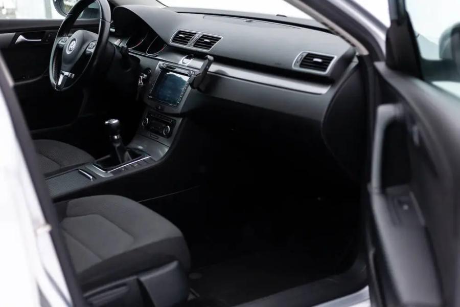 Pelēks Volkswagen Passat B7 2011 Rīga, ar dzinēja tilpumu 1.60 L un nobraukumu 239 tūkst. km par 4995 €, foto 14 vietnē AUTOMOTO.COM.LV