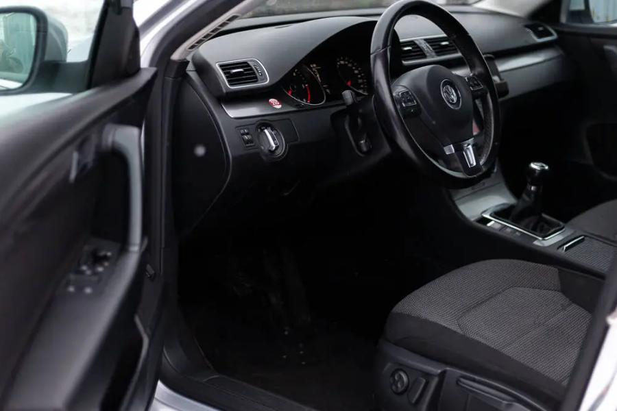 Pelēks Volkswagen Passat B7 2011 Rīga, ar dzinēja tilpumu 1.60 L un nobraukumu 239 tūkst. km par 4995 €, foto 15 vietnē AUTOMOTO.COM.LV