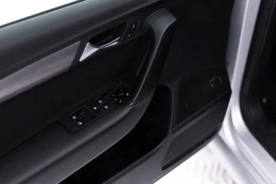 Pelēks Volkswagen Passat B7 2011 Rīga, ar dzinēja tilpumu 1.60 L un nobraukumu 239 tūkst. km par 4995 €, foto 16 vietnē AUTOMOTO.COM.LV