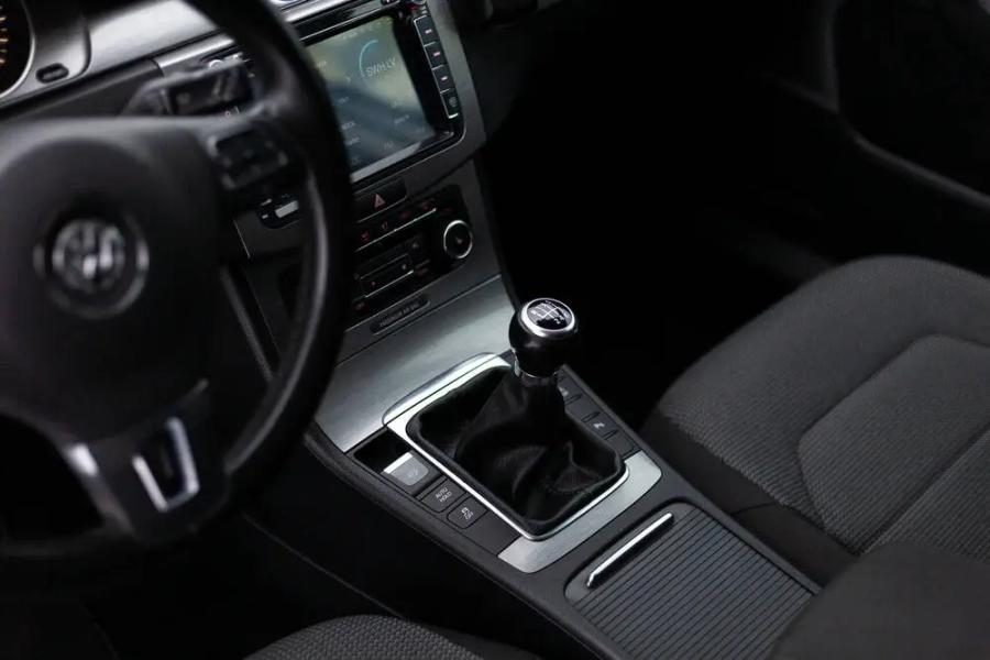 Pelēks Volkswagen Passat B7 2011 Rīga, ar dzinēja tilpumu 1.60 L un nobraukumu 239 tūkst. km par 4995 €, foto 17 vietnē AUTOMOTO.COM.LV