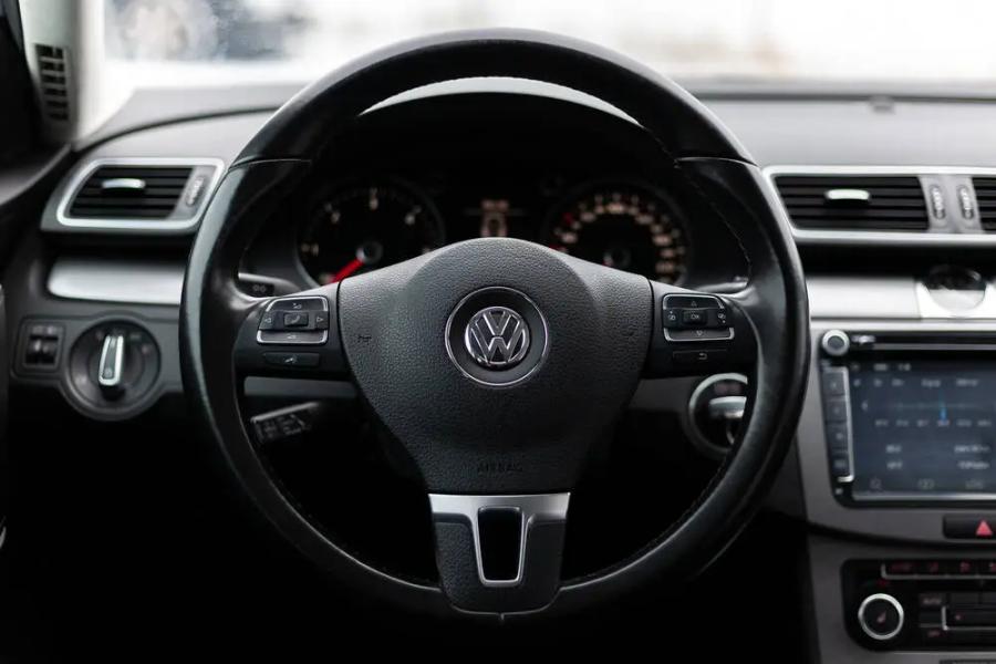 Pelēks Volkswagen Passat B7 2011 Rīga, ar dzinēja tilpumu 1.60 L un nobraukumu 239 tūkst. km par 4995 €, foto 20 vietnē AUTOMOTO.COM.LV