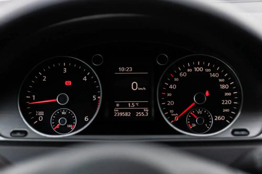 Pelēks Volkswagen Passat B7 2011 Rīga, ar dzinēja tilpumu 1.60 L un nobraukumu 239 tūkst. km par 4995 €, foto 21 vietnē AUTOMOTO.COM.LV
