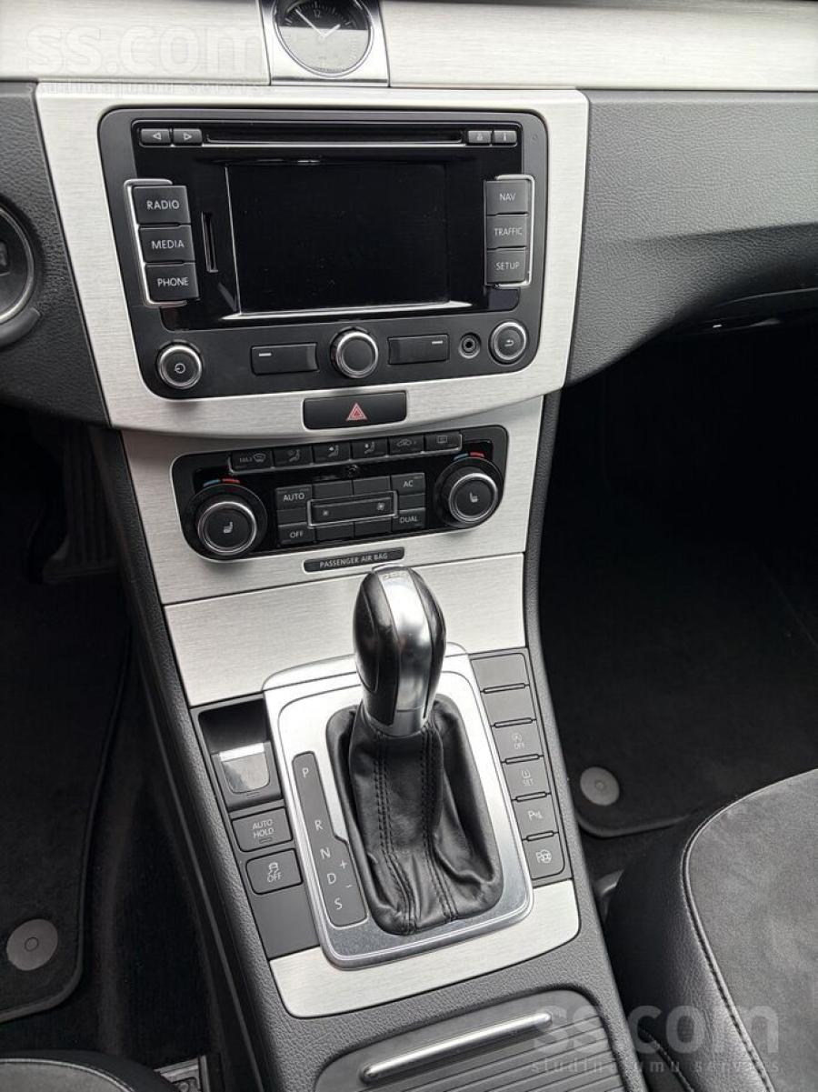 Grey Volkswagen Passat B7 2011 in Daugavpils, with an engine capacity of 2.00 L and mileage of 270 thousand km for 5100 €, photo 8 on AUTOMOTO.COM.LV