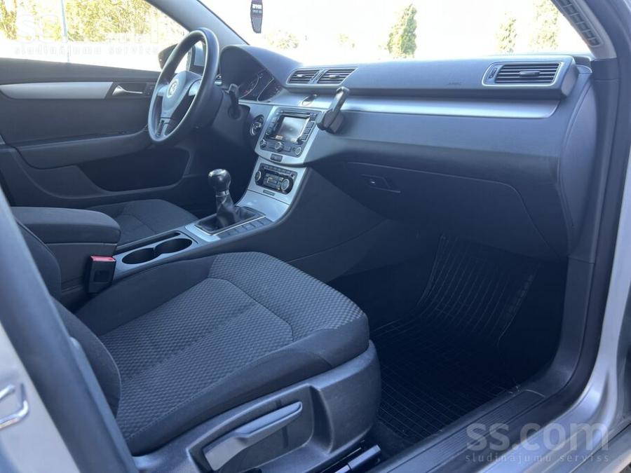 Grey Volkswagen Passat B7 2011 in Jekabpils, with an engine capacity of 1.60 L and mileage of 296 thousand km for 5700 €, photo 11 on AUTOMOTO.COM.LV