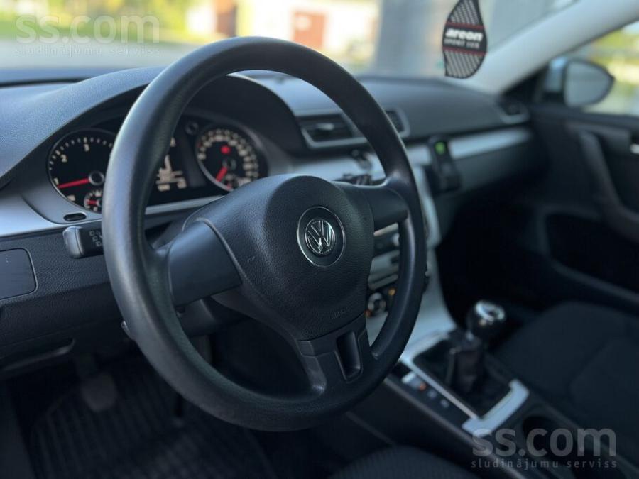 Grey Volkswagen Passat B7 2011 in Jekabpils, with an engine capacity of 1.60 L and mileage of 296 thousand km for 5700 €, photo 15 on AUTOMOTO.COM.LV