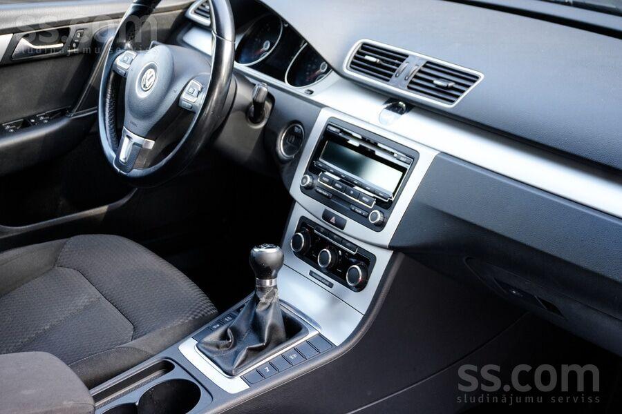 Grey Volkswagen Passat B7 2011 in Riga, with an engine capacity of 1.60 L and mileage of 231 thousand km for 6390 €, photo 6 on AUTOMOTO.COM.LV
