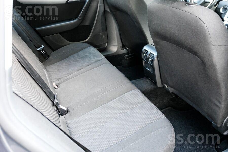 Grey Volkswagen Passat B7 2011 in Riga, with an engine capacity of 1.60 L and mileage of 231 thousand km for 6390 €, photo 8 on AUTOMOTO.COM.LV