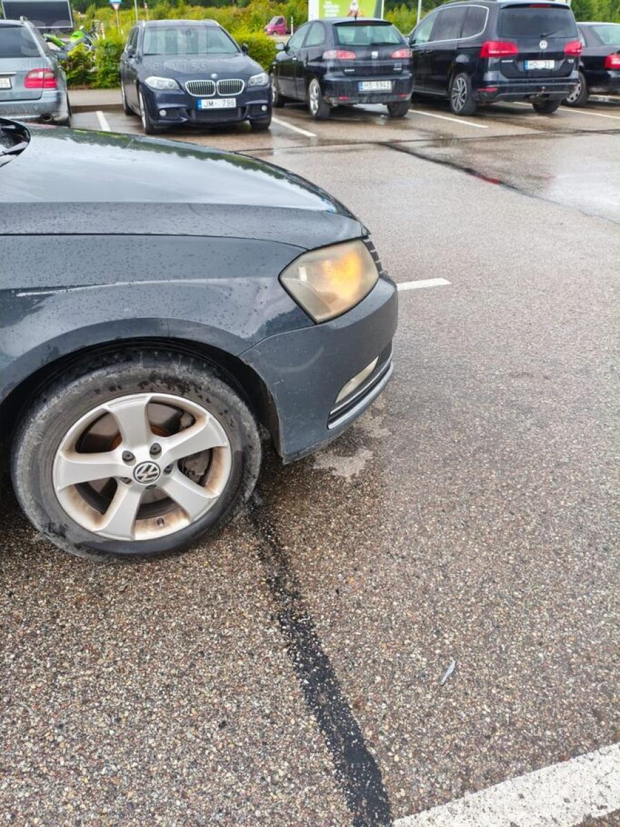Grey Volkswagen Passat B7 2011 in Jelgava, with an engine capacity of 2.00 L and mileage of 380 thousand km for 2900 €, photo 11 on AUTOMOTO.COM.LV