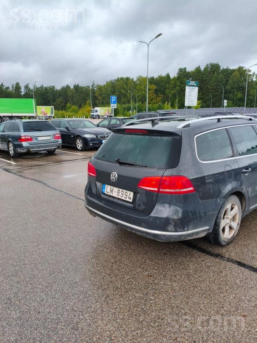 Grey Volkswagen Passat B7 2011 in Jelgava, with an engine capacity of 2.00 L and mileage of 380 thousand km for 2900 €, photo 12 on AUTOMOTO.COM.LV