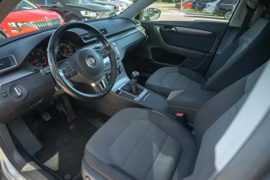 Pelēks Volkswagen Passat B7 2011 Liepāja, ar dzinēja tilpumu 1.60 L un nobraukumu 294 tūkst. km par 4800 €, foto 9 vietnē AUTOMOTO.COM.LV