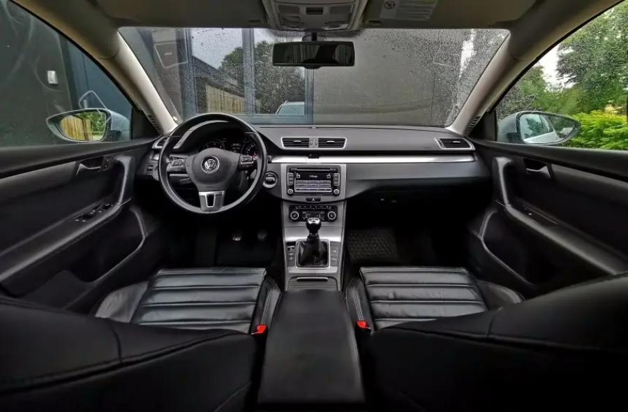 Grey Volkswagen Passat B7 2012 in Riga, with an engine capacity of 2.00 L and mileage of 155 thousand km for 9190 €, photo 11 on AUTOMOTO.COM.LV
