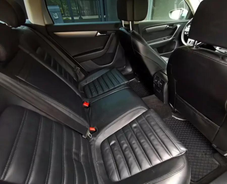 Grey Volkswagen Passat B7 2012 in Riga, with an engine capacity of 2.00 L and mileage of 155 thousand km for 9190 €, photo 12 on AUTOMOTO.COM.LV