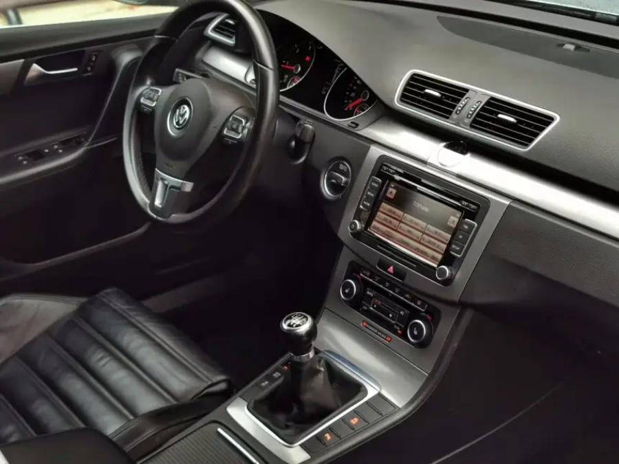 Grey Volkswagen Passat B7 2012 in Riga, with an engine capacity of 2.00 L and mileage of 155 thousand km for 9190 €, photo 13 on AUTOMOTO.COM.LV
