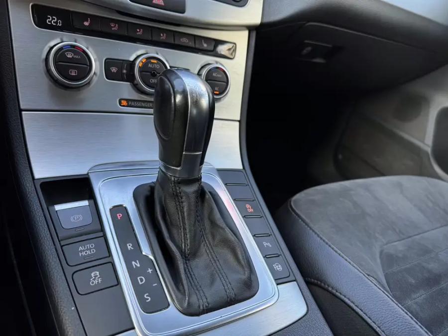 Grey Volkswagen Passat B7 2012 in Riga, with an engine capacity of 2.00 L and mileage of 333 thousand km for 4990 €, photo 15 on AUTOMOTO.COM.LV