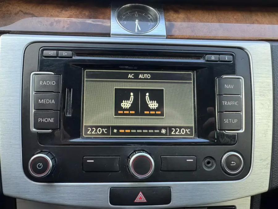 Grey Volkswagen Passat B7 2012 in Riga, with an engine capacity of 2.00 L and mileage of 333 thousand km for 4990 €, photo 16 on AUTOMOTO.COM.LV