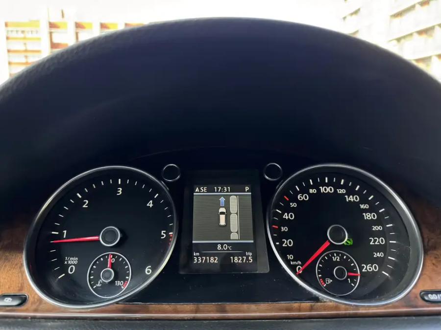 Grey Volkswagen Passat B7 2012 in Riga, with an engine capacity of 2.00 L and mileage of 333 thousand km for 4990 €, photo 21 on AUTOMOTO.COM.LV