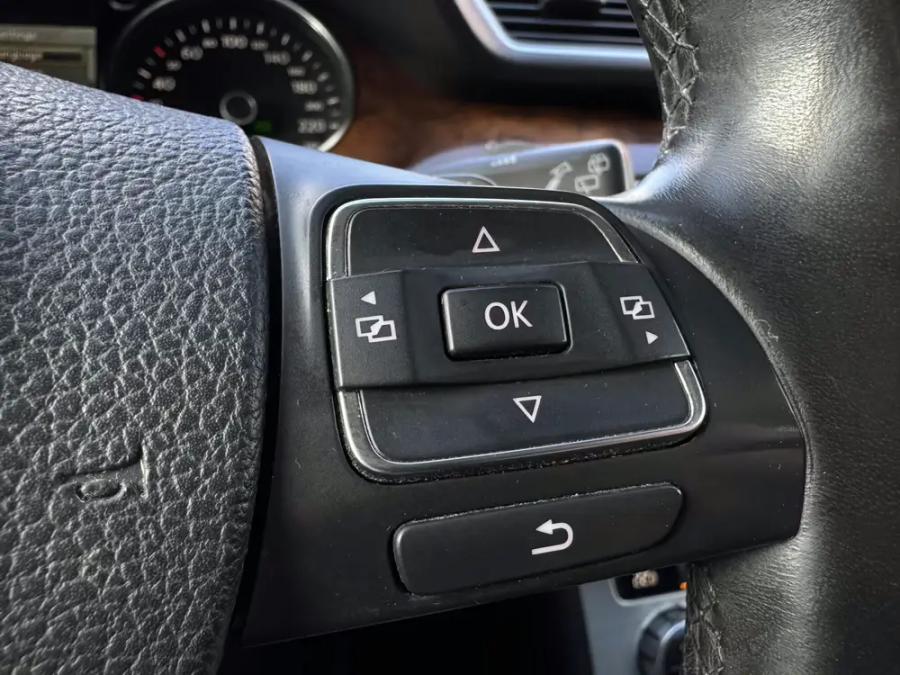 Grey Volkswagen Passat B7 2012 in Riga, with an engine capacity of 2.00 L and mileage of 333 thousand km for 4990 €, photo 25 on AUTOMOTO.COM.LV