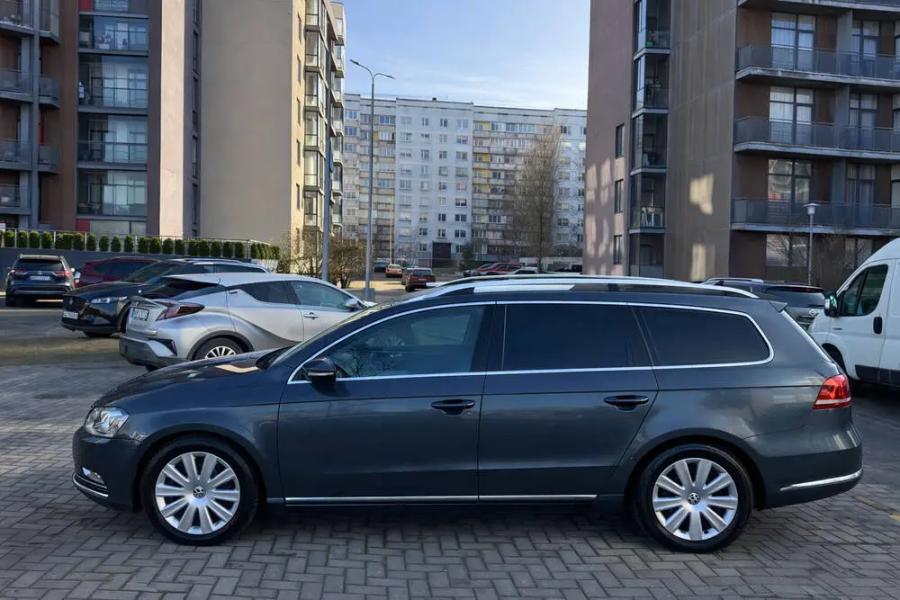 Grey Volkswagen Passat B7 2012 in Riga, with an engine capacity of 2.00 L and mileage of 389 thousand km for 4990 €, photo 3 on AUTOMOTO.COM.LV