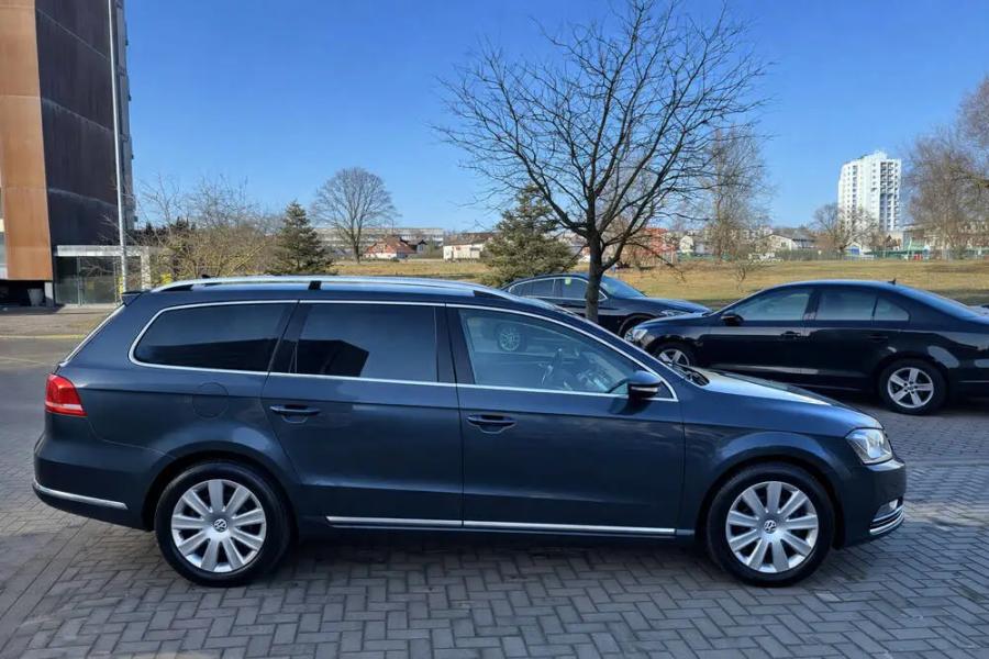 Grey Volkswagen Passat B7 2012 in Riga, with an engine capacity of 2.00 L and mileage of 389 thousand km for 4990 €, photo 4 on AUTOMOTO.COM.LV