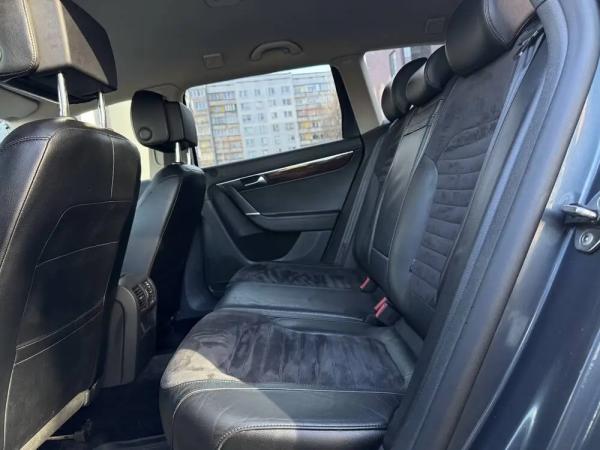 Grey Volkswagen Passat B7 2012 in Riga, with an engine capacity of 2.00 L and mileage of 389 thousand km for 4990 €, photo 6 on AUTOMOTO.COM.LV