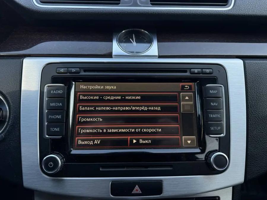 Grey Volkswagen Passat B7 2012 in Riga, with an engine capacity of 2.00 L and mileage of 389 thousand km for 4990 €, photo 11 on AUTOMOTO.COM.LV