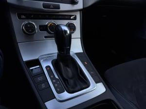 Grey Volkswagen Passat B7 2012 in Riga, with an engine capacity of 2.00 L and mileage of 389 thousand km for 4990 €, photo 15 on AUTOMOTO.COM.LV