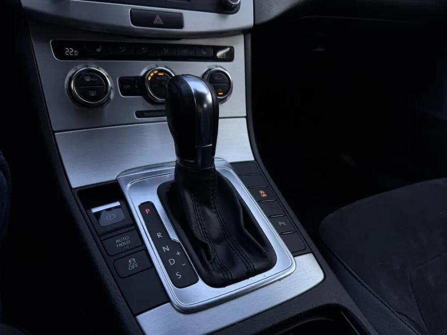 Grey Volkswagen Passat B7 2012 in Riga, with an engine capacity of 2.00 L and mileage of 389 thousand km for 4990 €, photo 15 on AUTOMOTO.COM.LV