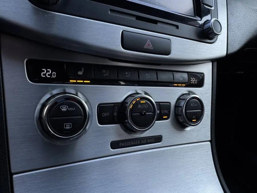 Grey Volkswagen Passat B7 2012 in Riga, with an engine capacity of 2.00 L and mileage of 389 thousand km for 4990 €, photo 16 on AUTOMOTO.COM.LV
