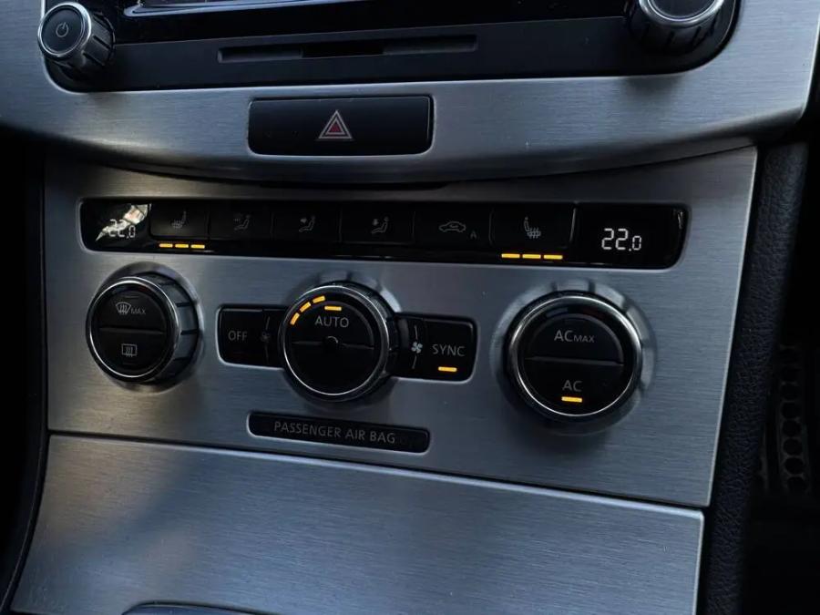 Grey Volkswagen Passat B7 2012 in Riga, with an engine capacity of 2.00 L and mileage of 389 thousand km for 4990 €, photo 17 on AUTOMOTO.COM.LV