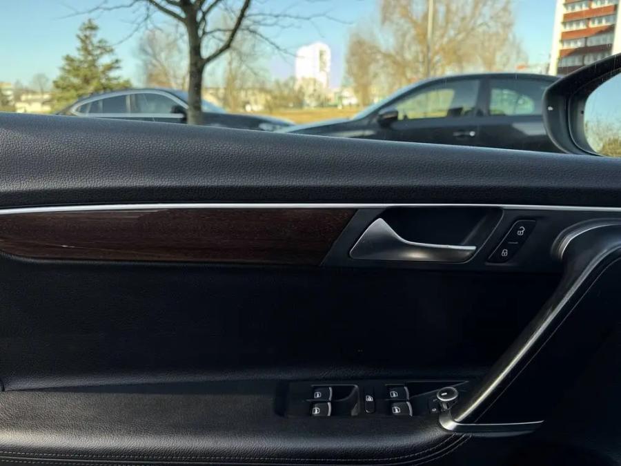 Grey Volkswagen Passat B7 2012 in Riga, with an engine capacity of 2.00 L and mileage of 389 thousand km for 4990 €, photo 19 on AUTOMOTO.COM.LV