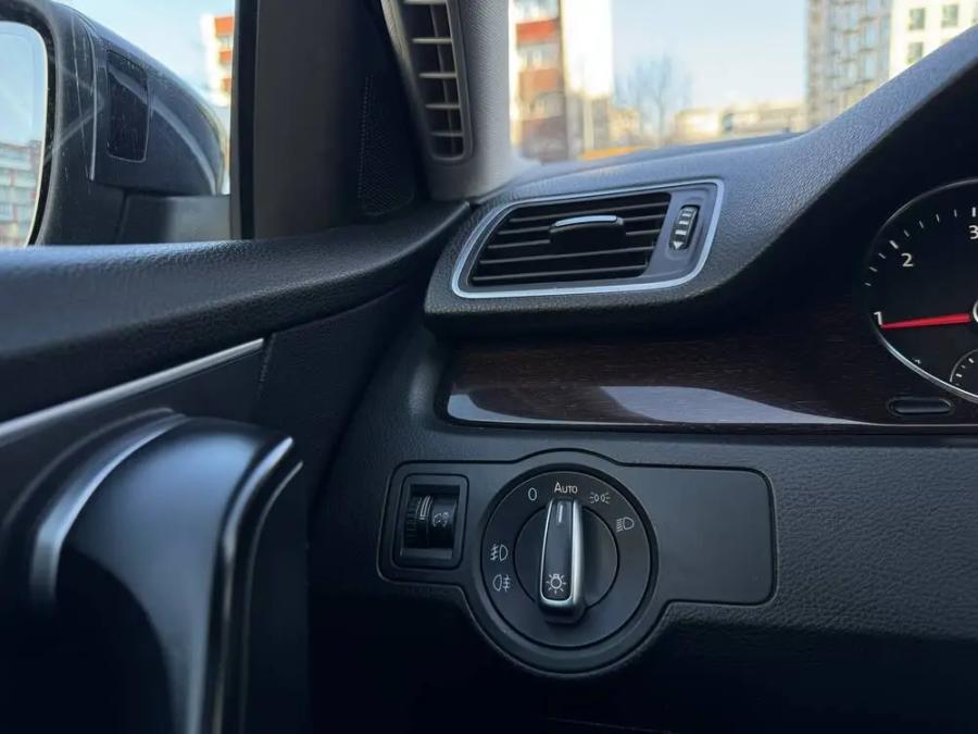 Grey Volkswagen Passat B7 2012 in Riga, with an engine capacity of 2.00 L and mileage of 389 thousand km for 4990 €, photo 22 on AUTOMOTO.COM.LV
