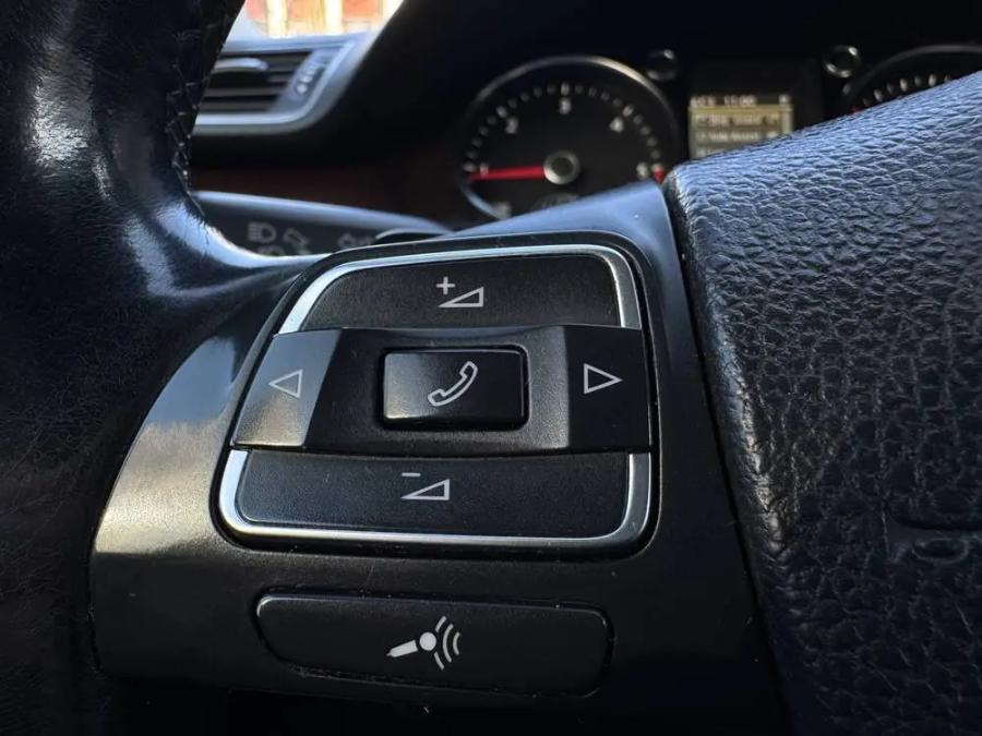 Grey Volkswagen Passat B7 2012 in Riga, with an engine capacity of 2.00 L and mileage of 389 thousand km for 4990 €, photo 24 on AUTOMOTO.COM.LV