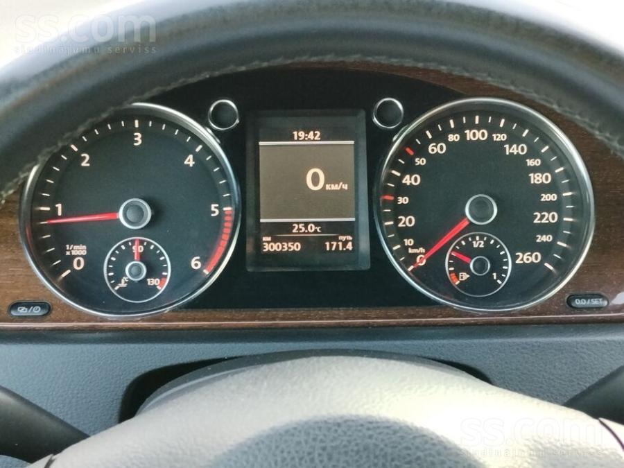 Pelēks Volkswagen Passat B7 2012 Daugavpils, ar dzinēja tilpumu 2.00 L un nobraukumu 300 tūkst. km par 6450 €, foto 14 vietnē AUTOMOTO.COM.LV