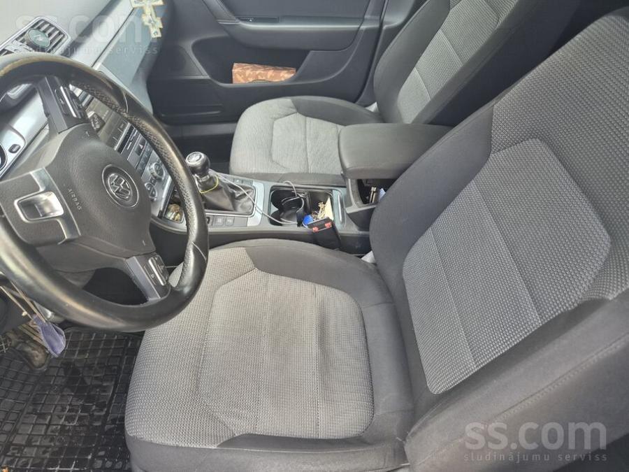 Grey Volkswagen Passat B7 2012 in Riga, with an engine capacity of 2.00 L and mileage of 371 thousand km for 4400 €, photo 6 on AUTOMOTO.COM.LV