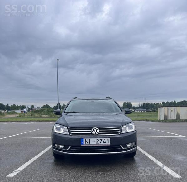Grey Volkswagen Passat B7 2013 in Valmiera, with an engine capacity of 2.00 L and mileage of 256 thousand km for 5000 €, photo 2 on AUTOMOTO.COM.LV