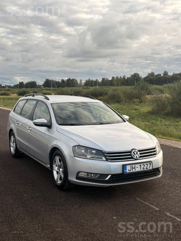 Grey Volkswagen Passat B7 2013 in Jelgava, with an engine capacity of 2.00 L and mileage of 328 thousand km for 4590 €, photo 1 on AUTOMOTO.COM.LV