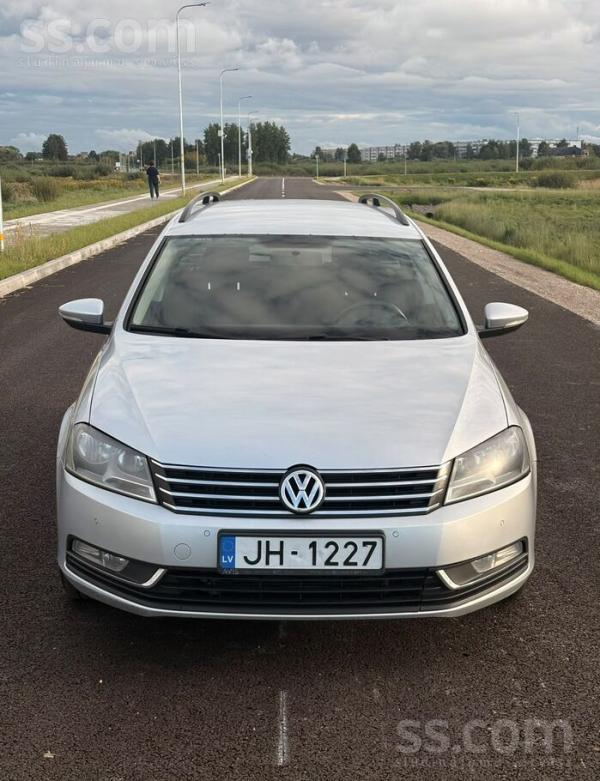 Grey Volkswagen Passat B7 2013 in Jelgava, with an engine capacity of 2.00 L and mileage of 328 thousand km for 4590 €, photo 4 on AUTOMOTO.COM.LV