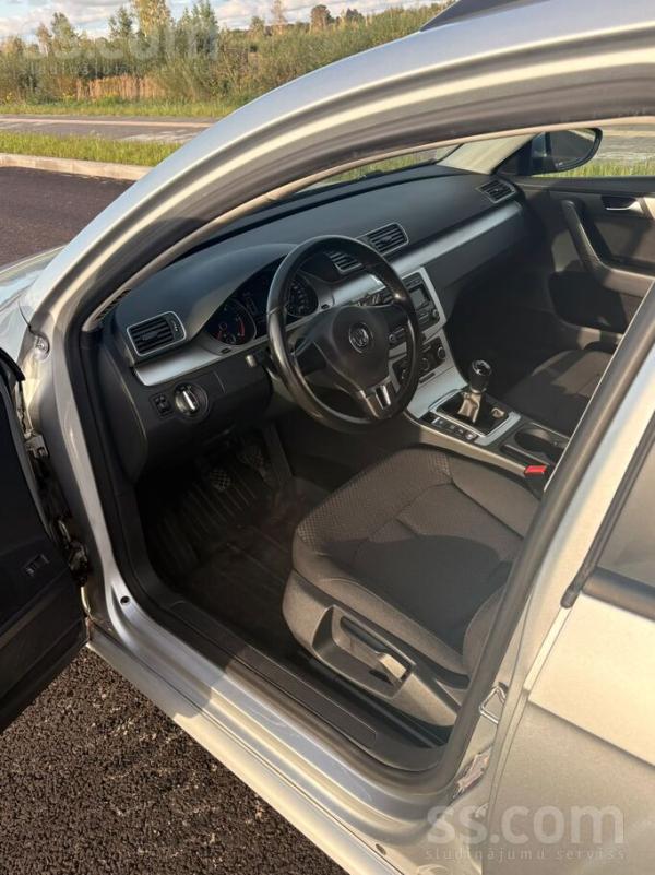 Grey Volkswagen Passat B7 2013 in Jelgava, with an engine capacity of 2.00 L and mileage of 328 thousand km for 4590 €, photo 10 on AUTOMOTO.COM.LV