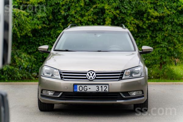 Volkswagen Passat B7 2014 in Riga on AUTOMOTO.COM.LV Grey Volkswagen Passat B7 2014 in Riga, with an engine capacity of 1.60 L and mileage of 390 thousand km for 4000 €, photo 1 on AUTOMOTO.COM.LV