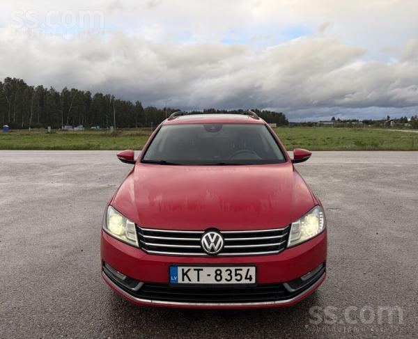 Volkswagen Passat B7 2013 in Riga on AUTOMOTO.COM.LV Red Volkswagen Passat B7 2013 in Riga, with an engine capacity of 2.00 L and mileage of 388 thousand km for 3400 €, photo 3 on AUTOMOTO.COM.LV