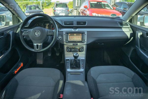 Volkswagen Passat B7 2011 in Liepaja, with an engine capacity of 1.60 L and mileage of 294 thousand km for 5300 €, photo 7 on AUTOMOTO.COM.LV