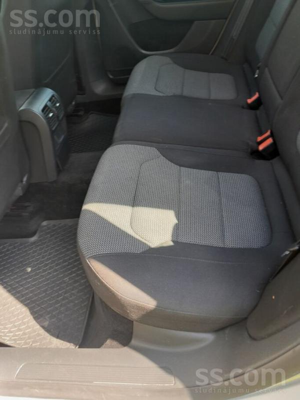 Volkswagen Passat B7 2012 in Gulbene, with an engine capacity of 1.60 L and mileage of 291 thousand km for 6000 €, photo 5 on AUTOMOTO.COM.LV