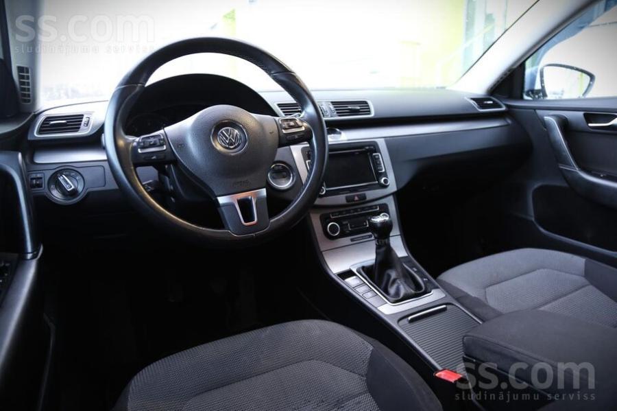 White Volkswagen Passat B7 2011 in Riga, with an engine capacity of 1.60 L and mileage of 261 thousand km for 4495 €, photo 7 on AUTOMOTO.COM.LV