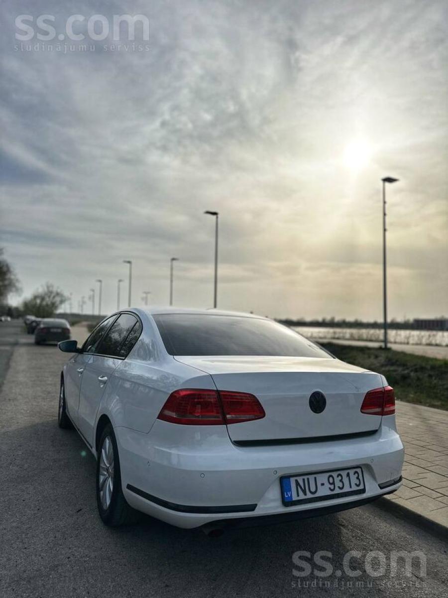 White Volkswagen Passat B7 2012 in Riga, with an engine capacity of 1.40 L and mileage of 299 thousand km for 4850 €, photo 4 on AUTOMOTO.COM.LV
