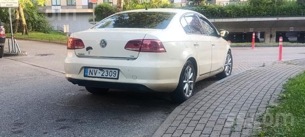 White Volkswagen Passat B7 2013 in Riga, with an engine capacity of 1.60 L and mileage of 361 thousand km for 1800 €, photo 3 on AUTOMOTO.COM.LV